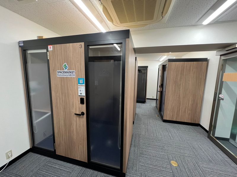 写真一覧｜【RemoteworkBOX 共新ビル店】を予約 (¥660~)｜インスタベース